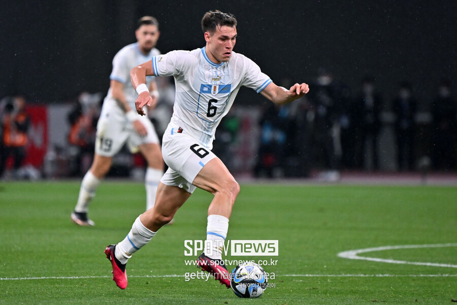 PSG, 토트넘-리버풀이 노리던 '22세 MF'에 공식 제안...853억 장전