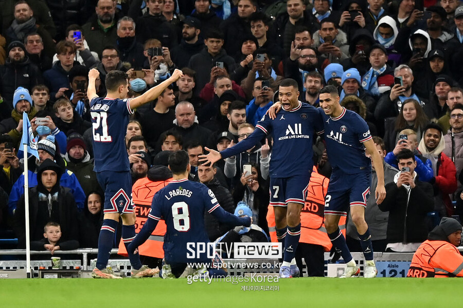 PSG, 토트넘-리버풀이 노리던 '22세 MF'에 공식 제안...853억 장전