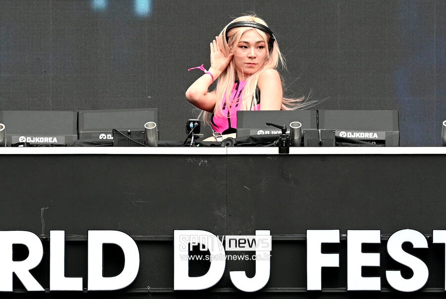 [포토]DJ JOODY '여러분 목소리가 너무 작아요'