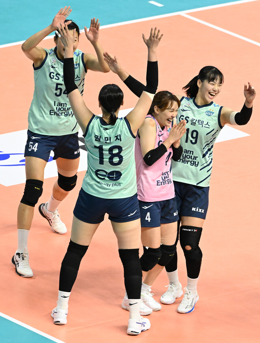 유서연 22점+강소휘 21점 폭발…GS칼텍스 2연패, IBK기업은행에 역전승