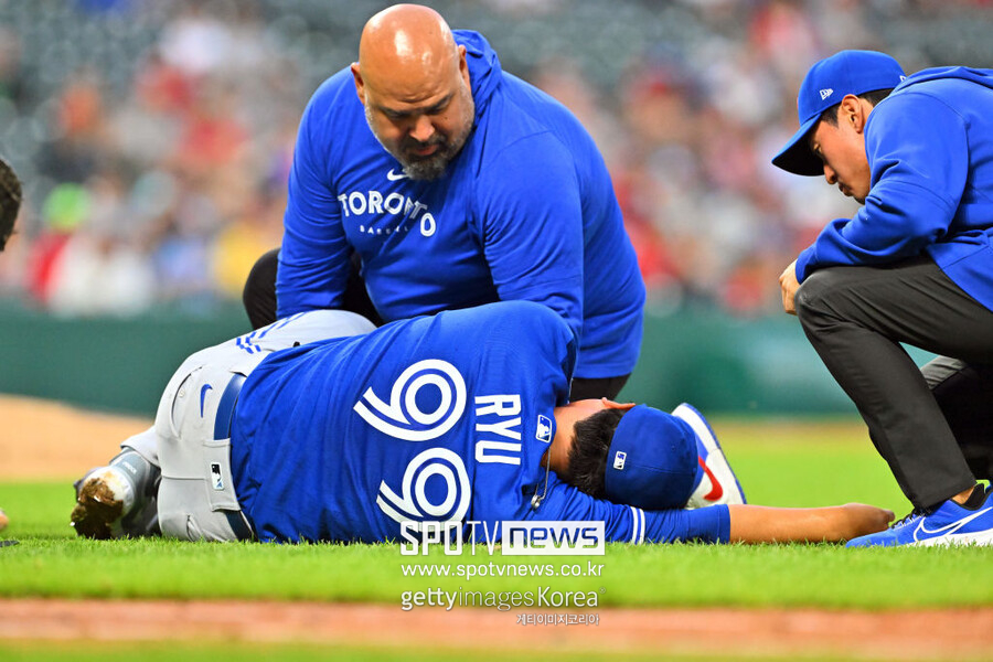 악! 류현진 157.2㎞ 강한타구에 쓰러졌다…구단 공식 발표 "오른쪽 무릎 타박상"