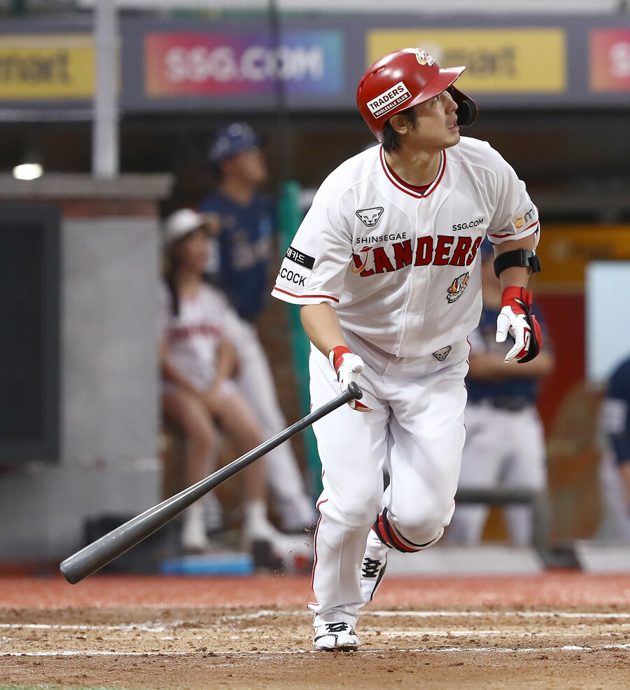 [인천 게임노트] 최정 역대 최연소 450홈런, 베테랑 분전, 서진용 구단 역대 2위 SV… SSG, NC에 신승 ‘연패 탈출’