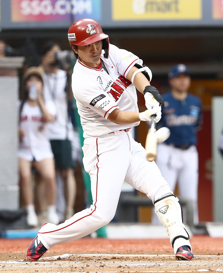 [인천 게임노트] 최정 역대 최연소 450홈런, 베테랑 분전, 서진용 구단 역대 2위 SV… SSG, NC에 신승 ‘연패 탈출’