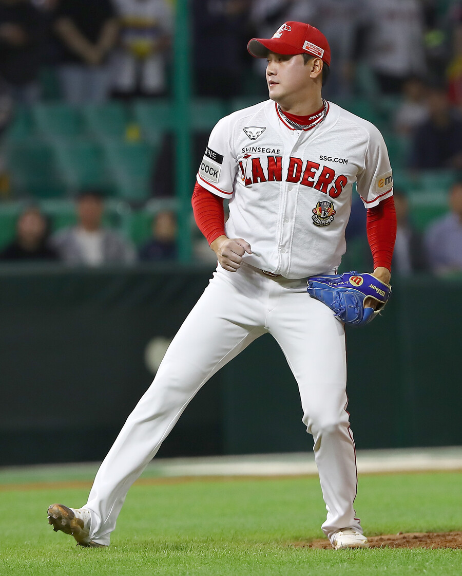 [인천 게임노트] 최정 역대 최연소 450홈런, 베테랑 분전, 서진용 구단 역대 2위 SV… SSG, NC에 신승 ‘연패 탈출’