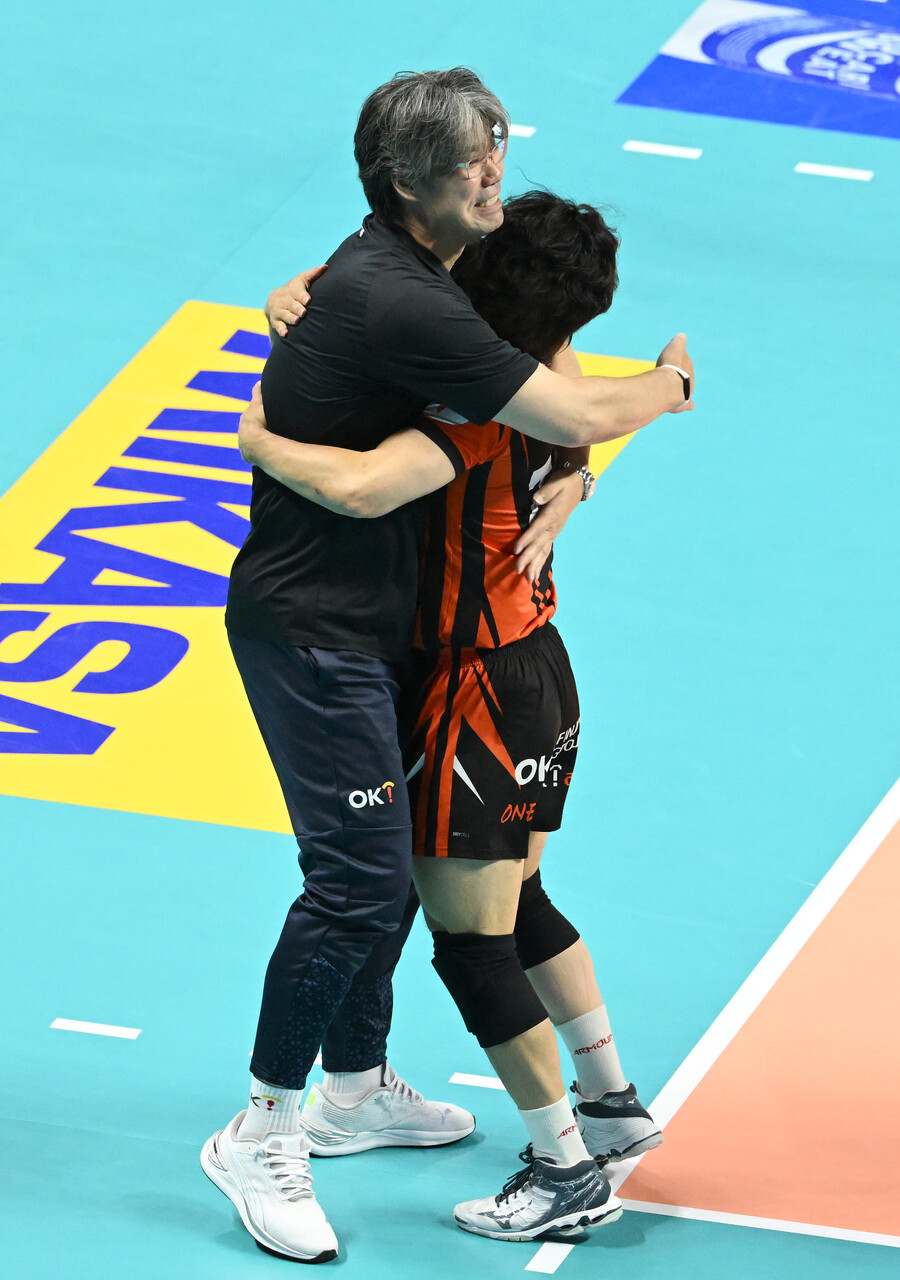 日에서 온 명장 '대형사고' 쳤다…OK금융그룹 창단 첫 KOVO컵 우승