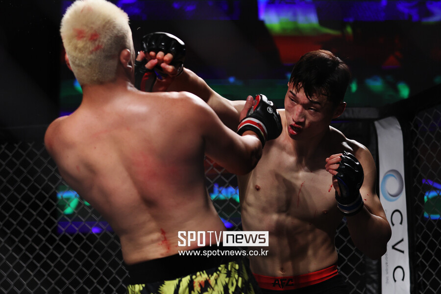 AFC 챔피언 유주상 6연승 질주…일본서 24초 TKO승 '두 번째 챔피언 벨트 차지'