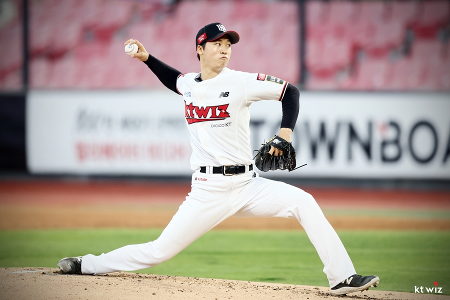 [SPO 사직] 선발 왕국 kt에 '날벼락'…엄상백, 갈비뼈 미세 골절로 4주 결장