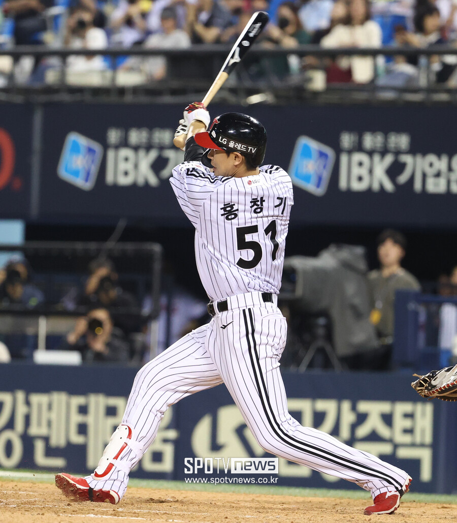 [잠실 게임노트] 홍창기 '타격의 신' 모드+팀 15안타 폭발… LG, SSG 폭격하며 독주 체제