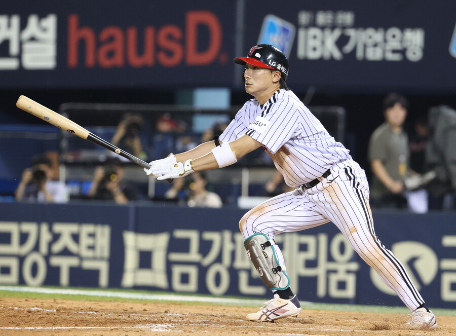 [잠실 게임노트] 홍창기 '타격의 신' 모드+팀 15안타 폭발… LG, SSG 폭격하며 독주 체제