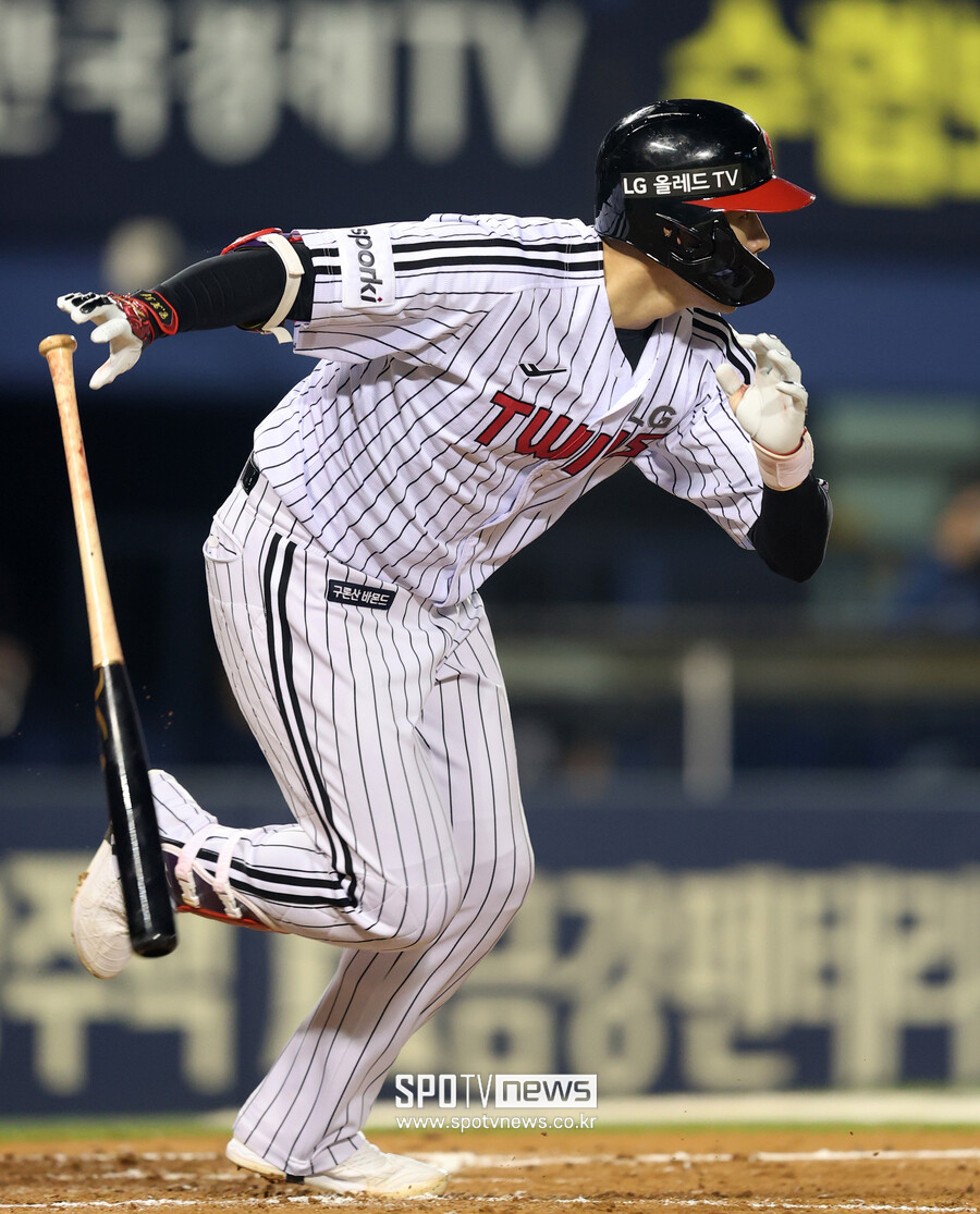 [잠실 게임노트] 홍창기 '타격의 신' 모드+팀 15안타 폭발… LG, SSG 폭격하며 독주 체제