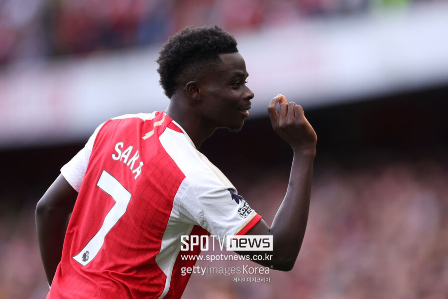 사카가 다트 던지며 '장군' → 손흥민이 쉿! 하며 '멍군'...'역대급' 북런던 더비에서 나온 세레머니 전쟁