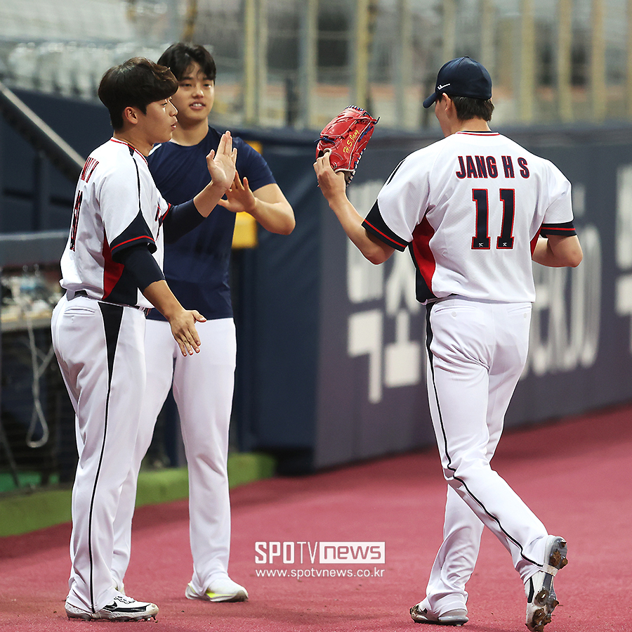 너도 154km를? 문동주, ML행 초고교급 후배에 감탄 "깜짝 놀랐다"