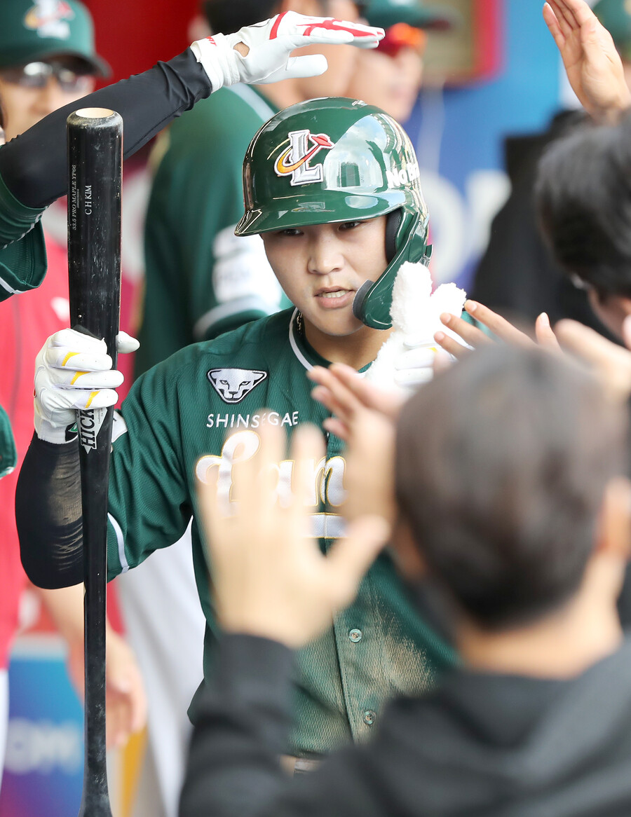 [인천 게임노트] ‘김찬형 홈런포+김성현 끝내기’ SSG, KIA 양현종 무너뜨리고 5위 사수