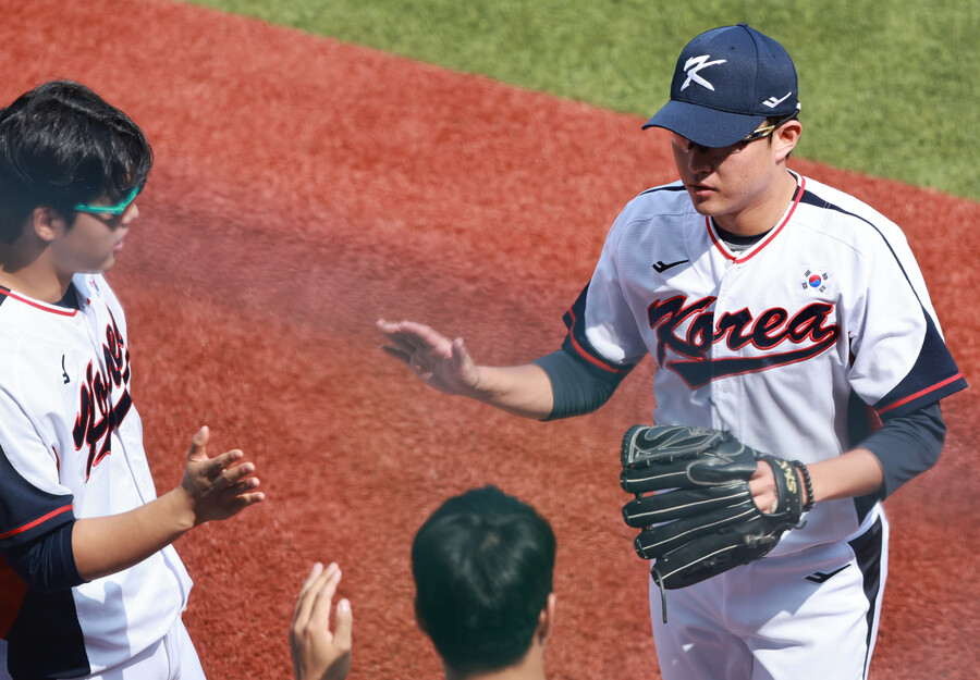 [항저우 NOW] 6이닝 9K 주먹 불끈! 박세웅 닥터K 모드…한국, 일본에 6회까지 1-0 리드