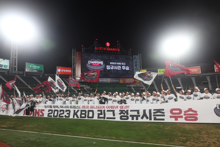 '7HLD 3SV ERA 0.73' 김진성 LG 9월 MVP 선정…“팬들 기대에 보답하고 싶었다”