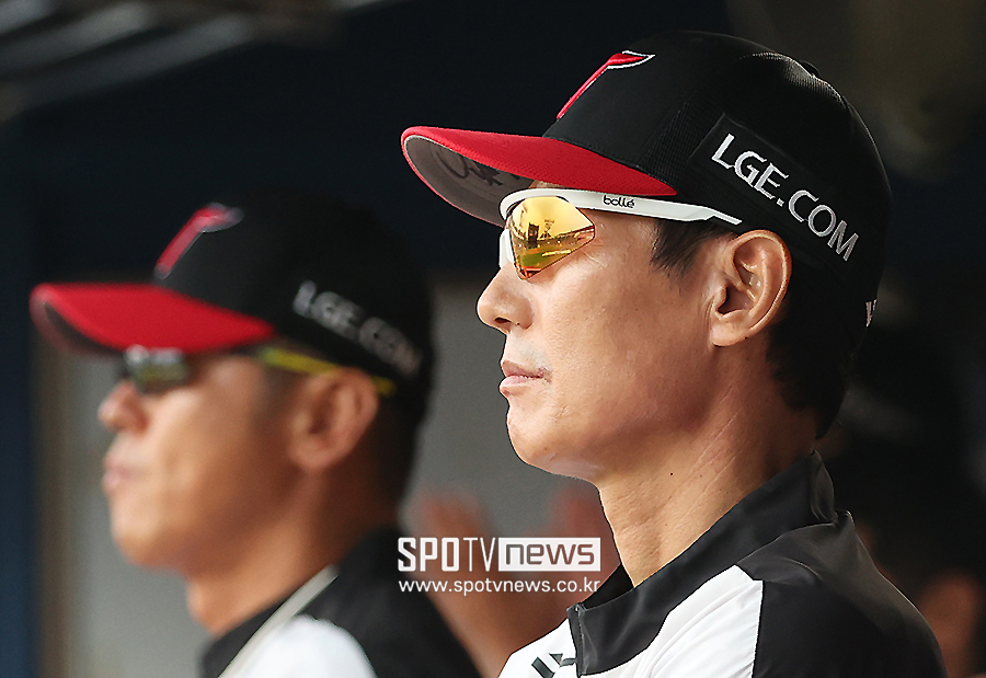 [SPO잠실] "감독으로는 처음이라, 감회가 새롭네요" 염경엽 감독 LG 1위 트로피 받는 날