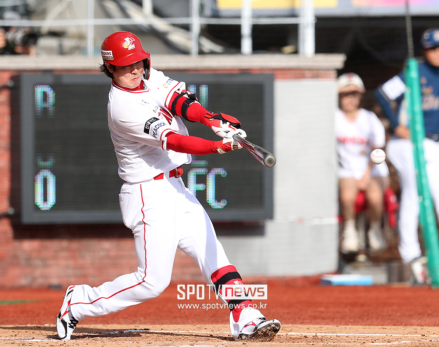 [준PO1 게임노트] ‘김성욱 극적 대타 투런포+신민혁 무실점 호투’ NC, SSG 꺾고 준PO 1차전 기선제압… PO행 절대 고지 점령