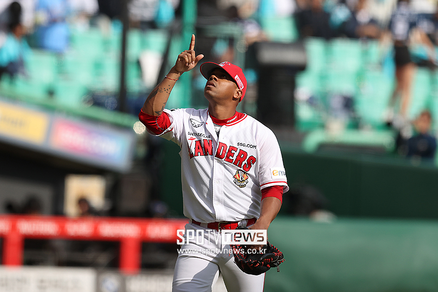 [준PO1 게임노트] ‘김성욱 극적 대타 투런포+신민혁 무실점 호투’ NC, SSG 꺾고 준PO 1차전 기선제압… PO행 절대 고지 점령