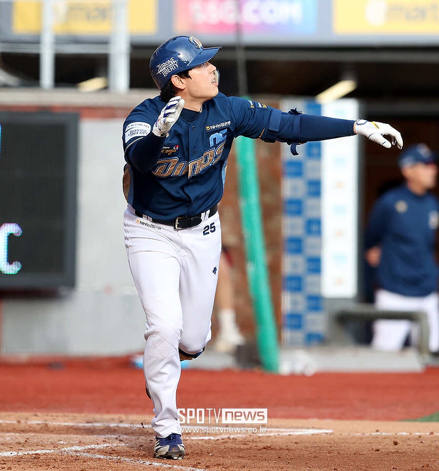 [준PO1 게임노트] ‘김성욱 극적 대타 투런포+신민혁 무실점 호투’ NC, SSG 꺾고 준PO 1차전 기선제압… PO행 절대 고지 점령