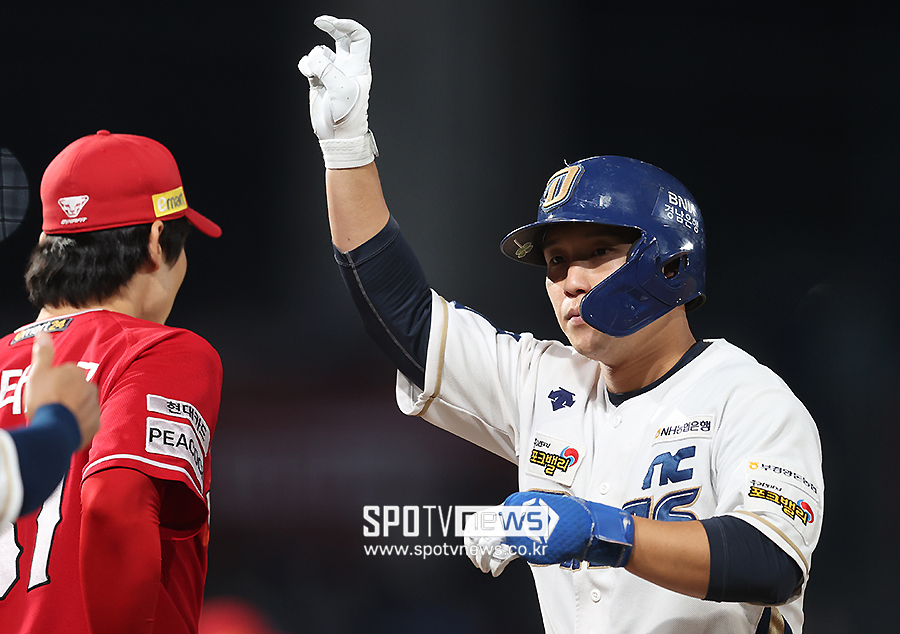 [준PO3 게임노트] '마틴 역전 3점포' 거침없는 공룡, 챔피언을 업셋 포식했다… NC, SSG에 3연승으로 PO 진출, kt와 KS 티켓 맞대결