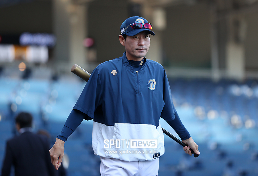 "페디가 흥분하길래…" 마운드로 전력질주, 12K 에이스 지키고 1차전 잡은 NC 강인권 감독 [PO1 승장]