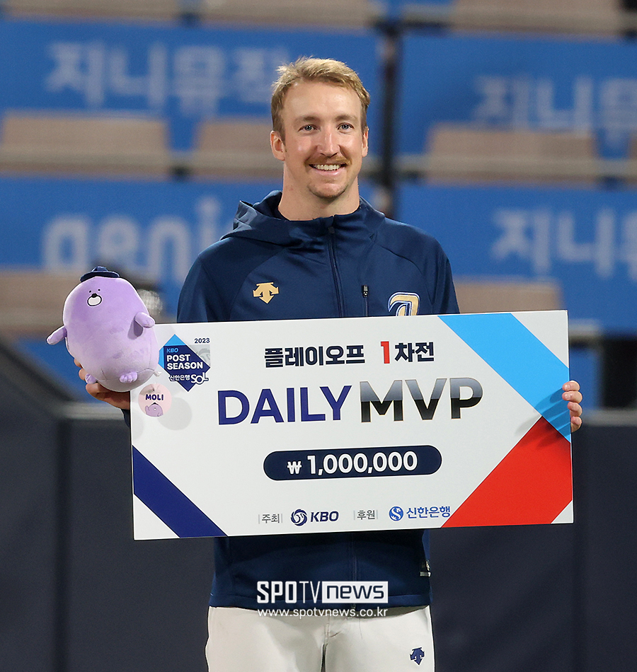 "페디가 흥분하길래…" 마운드로 전력질주, 12K 에이스 지키고 1차전 잡은 NC 강인권 감독 [PO1 승장]