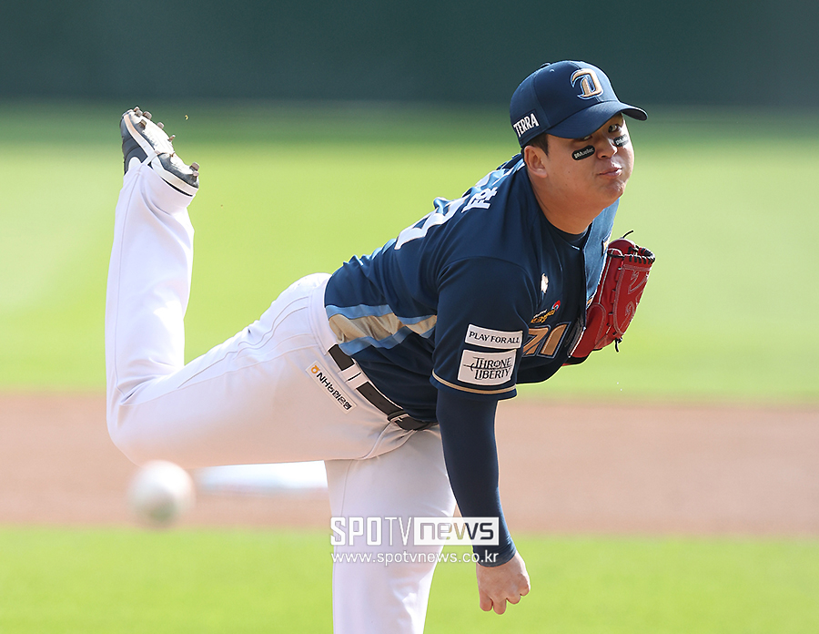 "페디가 흥분하길래…" 마운드로 전력질주, 12K 에이스 지키고 1차전 잡은 NC 강인권 감독 [PO1 승장]