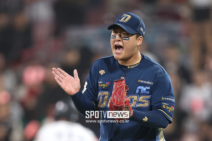 "맞는 순간 안타인줄 알았는데"…9회말 2사 만루 역대급 호수비로 이겨낸 강인권 감독, 함박웃음 [PO2 승장]