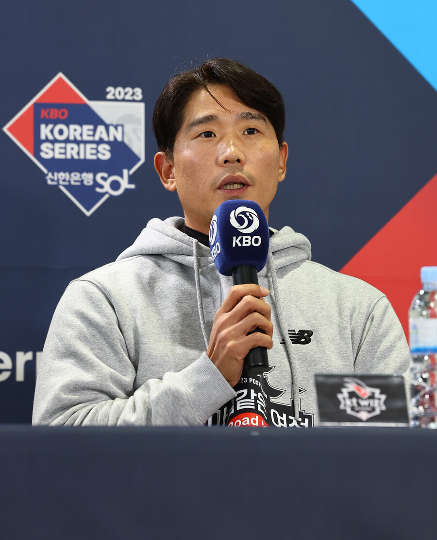 8년 후배에게 존댓말로 "고맙습니다"…kt 한국시리즈 MVP, LG 후배들의 존경에 진심으로 답했다 - Kollo