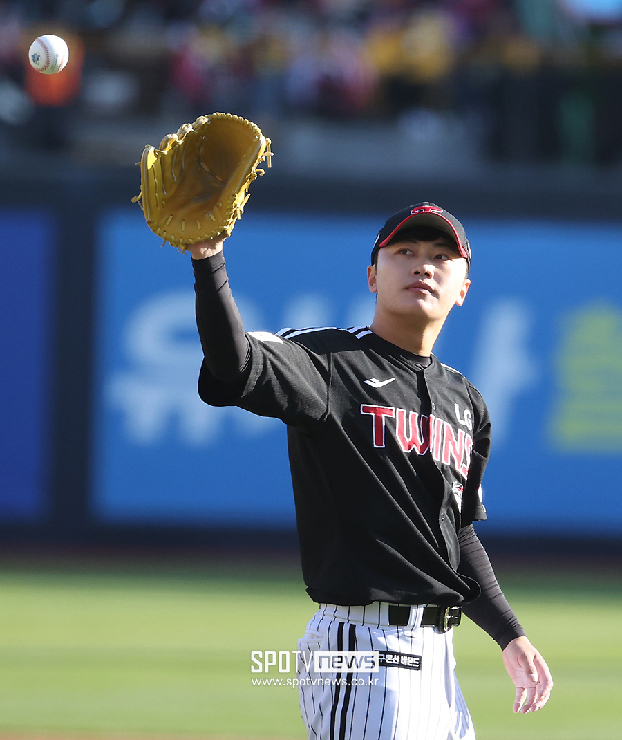 LG 진짜 우승 보인다…'김윤식 깜짝 호투+홈런 쾅!쾅!쾅!‘ LG, kt 15-4 대파, KS 3승 쟁취