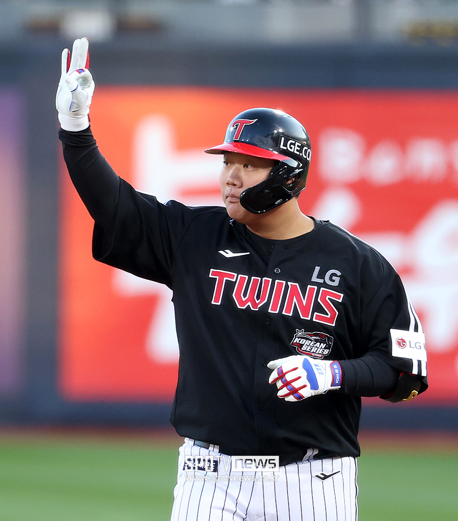 LG 진짜 우승 보인다…'김윤식 깜짝 호투+홈런 쾅!쾅!쾅!‘ LG, kt 15-4 대파, KS 3승 쟁취