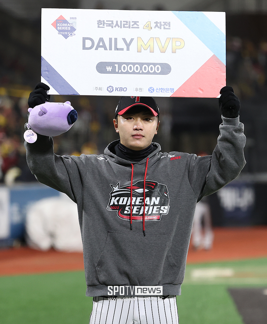 "그때 세 살이었는데"…LG 출신 7767일 만에 선발승, 김윤식이 해냈다