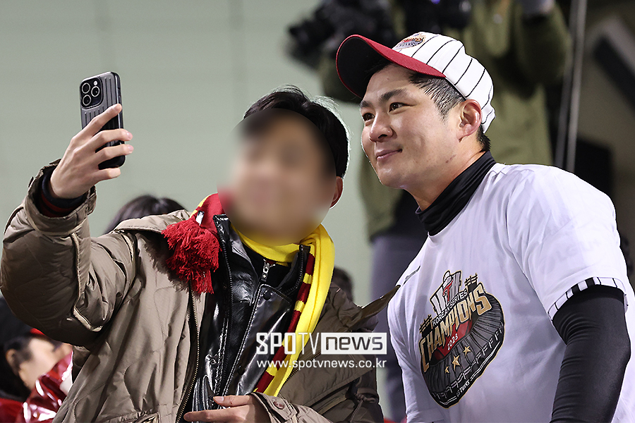 [포토S] 'KS MVP' 오지환, 팬서비스까지 완벽