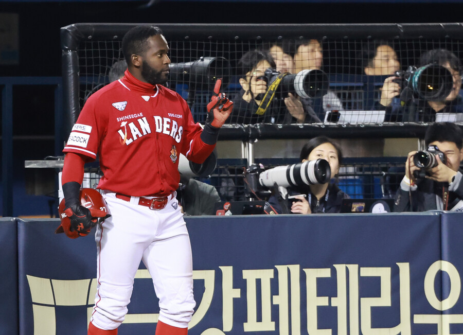'20승·200K 에이스' 페디, KBO 최초 수비상 영광…박해민·홍창기·에레디아는 외야수 수비상[공식발표]