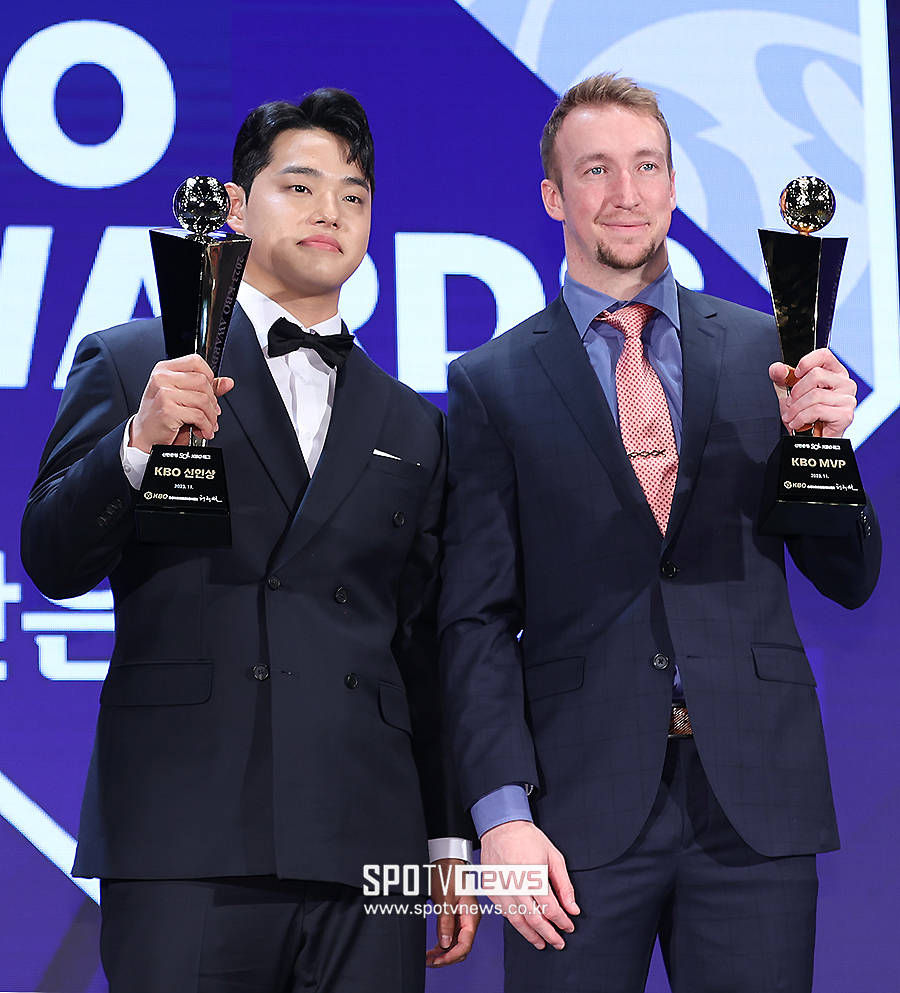 KBO 20승 MVP, 160km 괴물 후계자로 점찍었다…그가 귓속말로 남긴 메시지