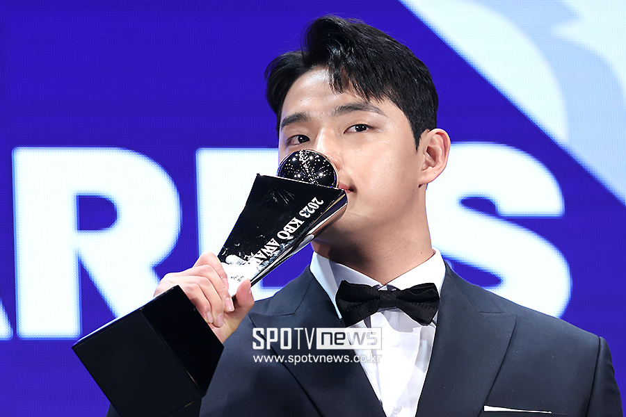 KBO 20승 MVP, 160km 괴물 후계자로 점찍었다…그가 귓속말로 남긴 메시지