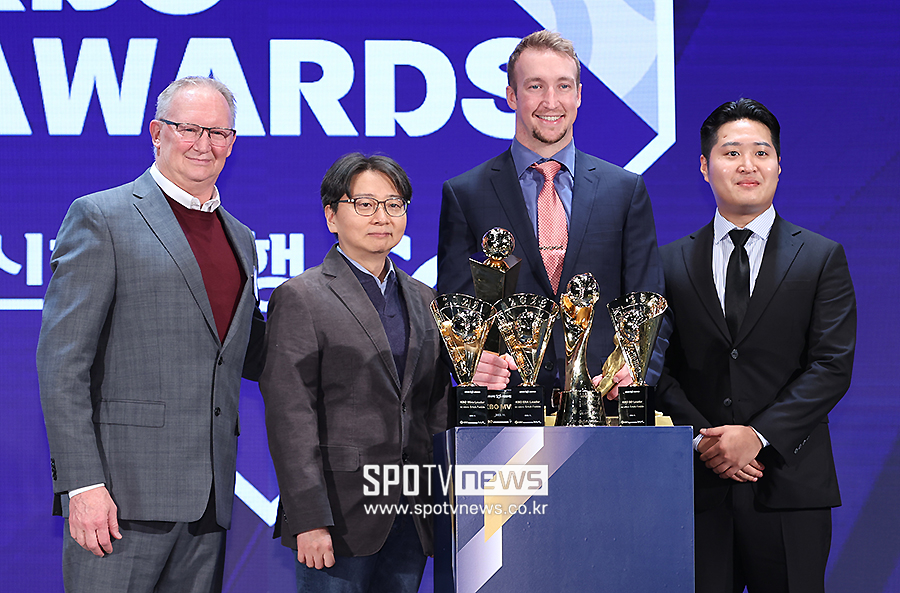 KBO 20승 MVP, 160km 괴물 후계자로 점찍었다…그가 귓속말로 남긴 메시지