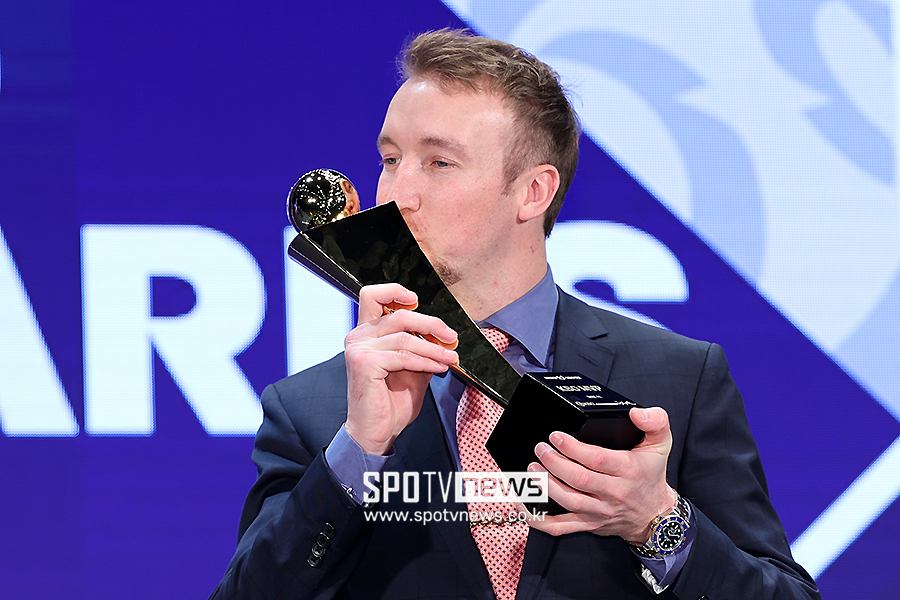 KBO 20승 MVP, 160km 괴물 후계자로 점찍었다…그가 귓속말로 남긴 메시지