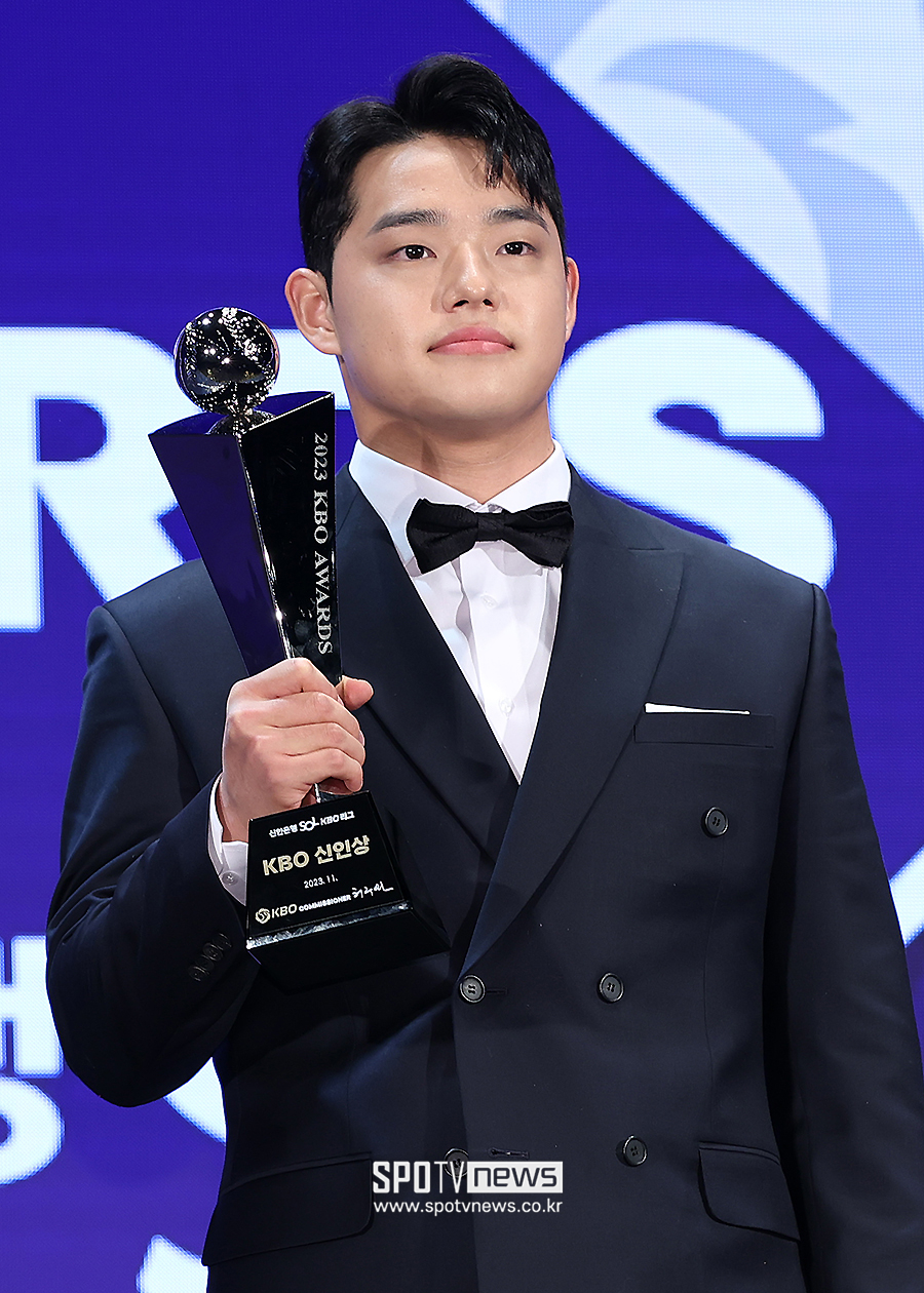 KBO 20승 MVP, 160km 괴물 후계자로 점찍었다…그가 귓속말로 남긴 메시지