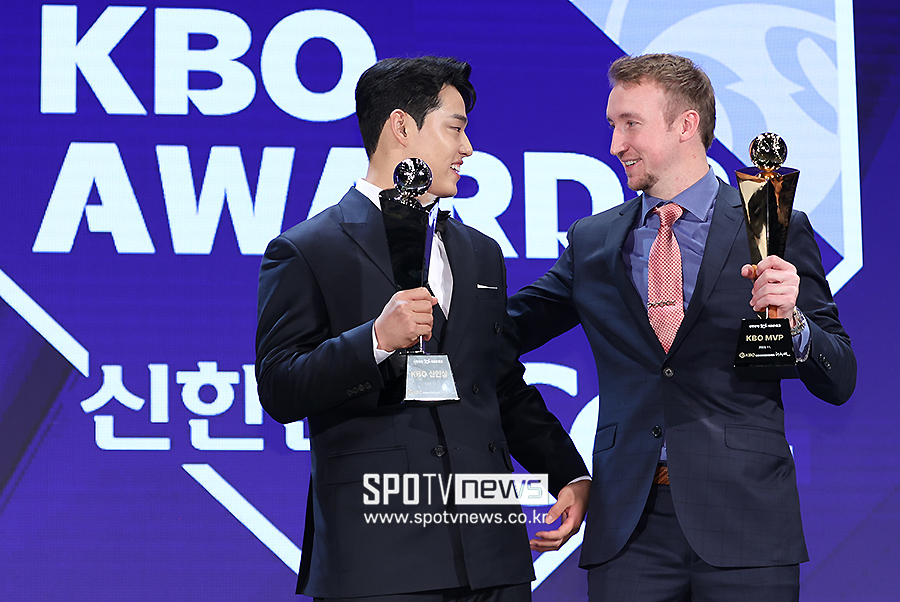 KBO 20승 MVP, 160km 괴물 후계자로 점찍었다…그가 귓속말로 남긴 메시지