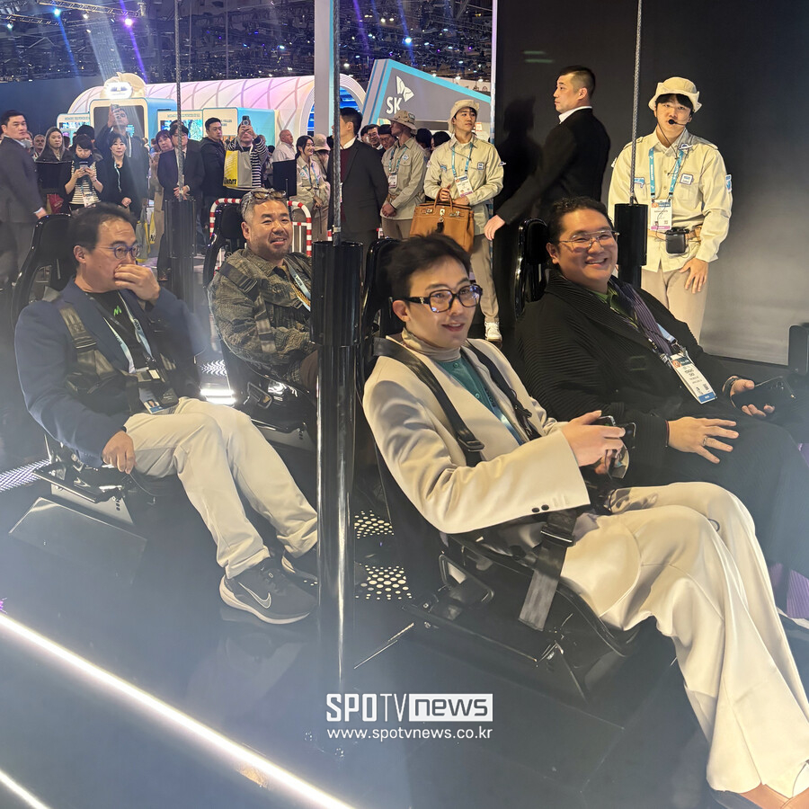 [포토]지드래곤, 'SK UAM 시뮬레이터 '매직 카페트' 탑승 "신기하네요"