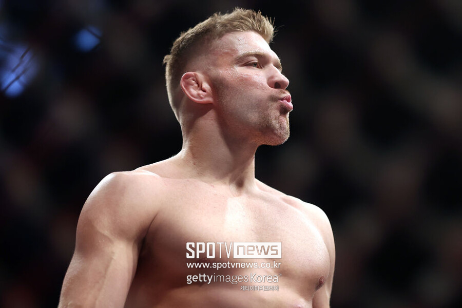 UFC 미들급 챔피언 또 바뀌었다! 페레이라→아데산야→스트릭랜드→뒤 플레시