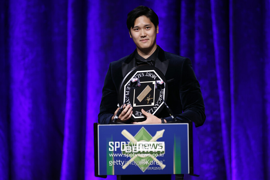 상복 터진 오타니, 또 MVP 트로피 수집…“LAA 감사해, LAD에서 커리어 기대돼”