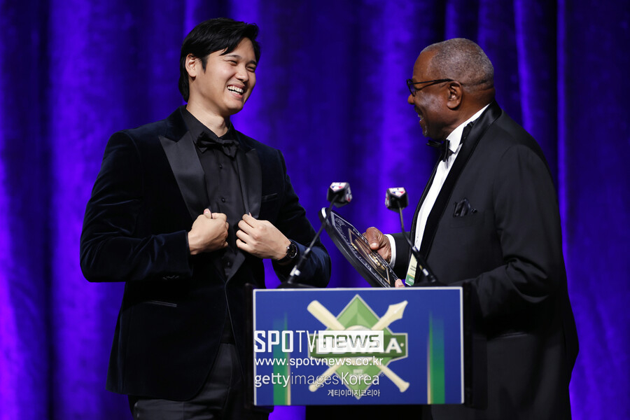 상복 터진 오타니, 또 MVP 트로피 수집…“LAA 감사해, LAD에서 커리어 기대돼”