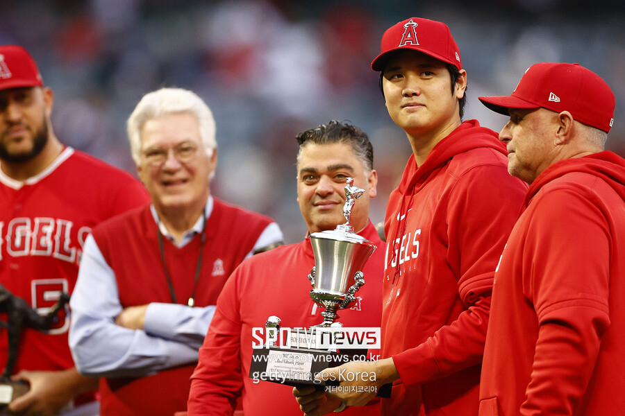 상복 터진 오타니, 또 MVP 트로피 수집…“LAA 감사해, LAD에서 커리어 기대돼”