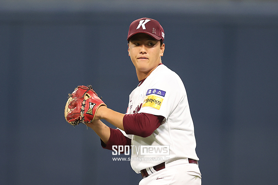 151km 재능 아까운데…韓 오타니, 투타겸업 도전 계속하나