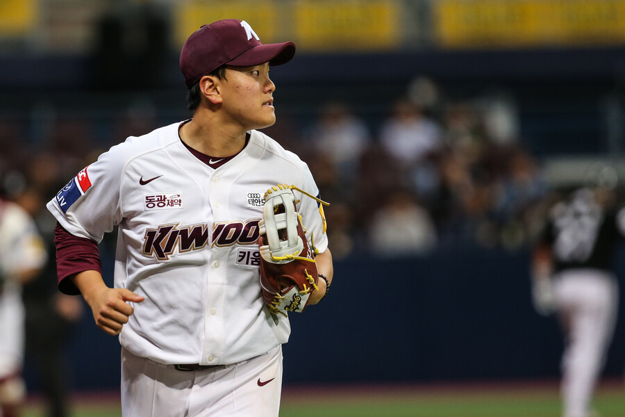 151km 재능 아까운데…韓 오타니, 투타겸업 도전 계속하나