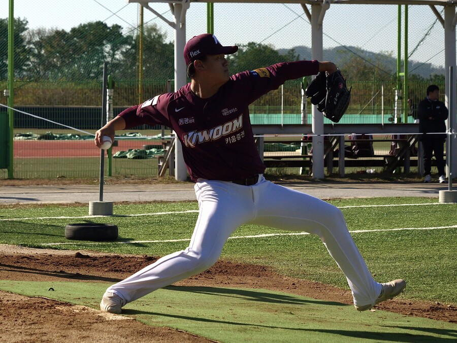 151km 재능 아까운데…韓 오타니, 투타겸업 도전 계속하나