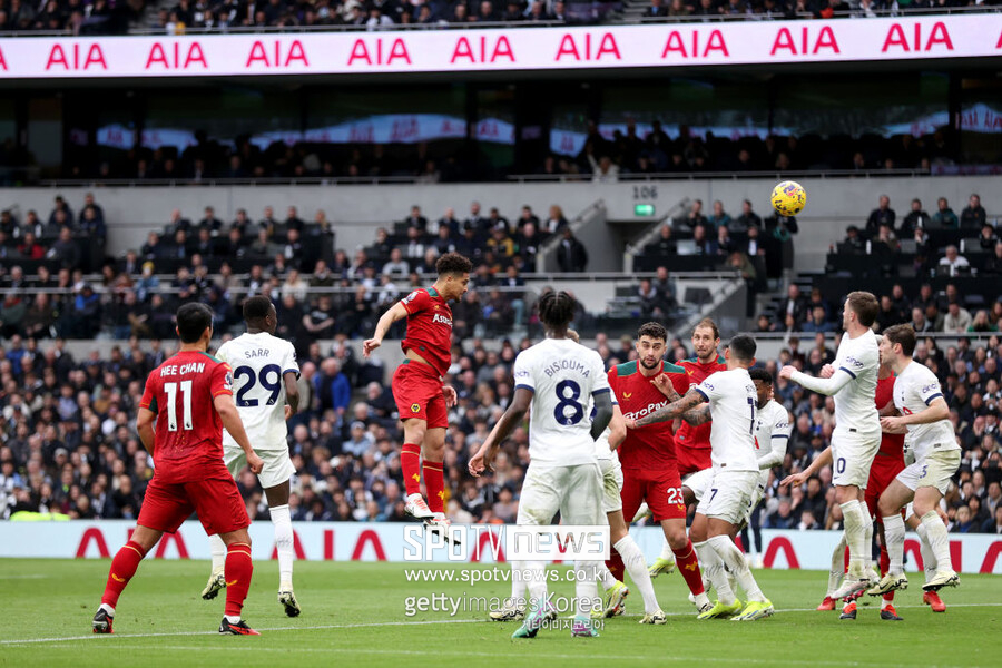[PL REVIEW] 황희찬이 웃었다! 손흥민과 맞대결서 판정승...울버햄튼, 토트넘에 2-1 승리