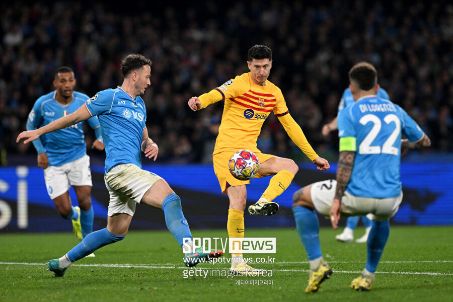 [스포타임] 중원 박살난 바르셀로나, 오시멘-흐비차 '나폴리 원투펀치' 막고 8강 티켓 따낼까